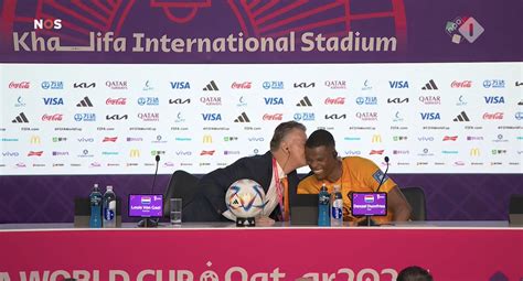 Epl World On Twitter لويس فان خال قبلت دينزل دومفريز أمس، وسأعطيه قبلة أخرى حتى يراها الجميع