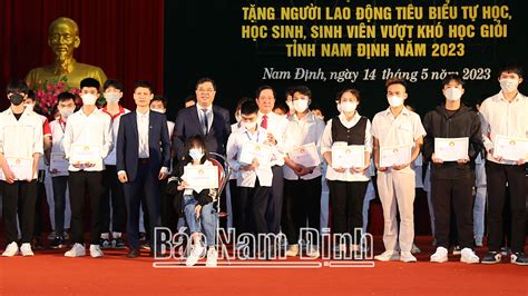 Phát động phong trào Học không bao giờ cùng và trao tặng suất học bổng cho người lao
