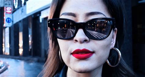 Sora效果如何？sora生成视频展示：清晰到能看到美女面部汗毛 Ai旋风