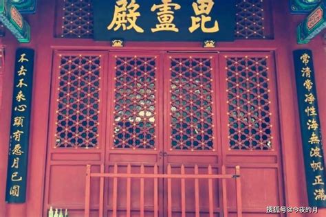 看到这块门匾，想起上高三发生的奇事，这算不算有才华呢？校门西院高一