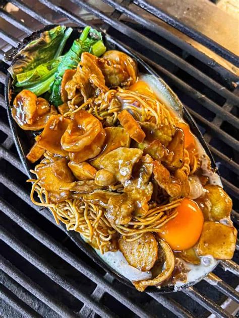 Sizzling Pan Fried Noodles Teet Parn Yee Mee