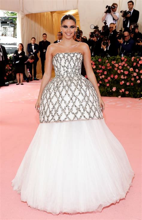 Sara Sampaio Estreia Se Na Met Gala E é Acusada De Fugir Ao Tema
