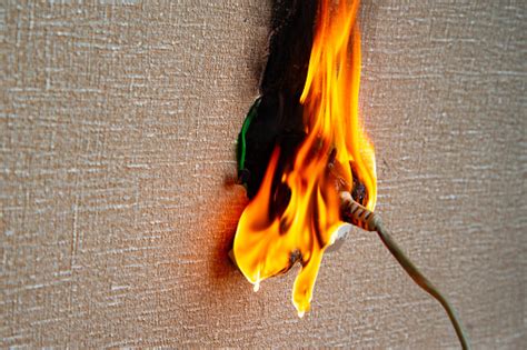 전기 배선 및 전기 콘센트의 화재 전기 배선이 잘못되면 화재가 발생합니다 0명에 대한 스톡 사진 및 기타 이미지 0명 깨짐 문제 Istock