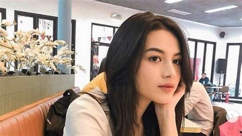 Foto Potret Menggemaskan Lania Fira Wanita Yang Dipeluk Ariel Noah