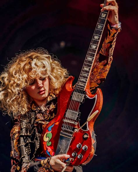 Who Is Grace Bowers The 19 Year Old Guitar Prodigy Inspired By Slash