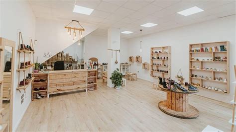 Tails Dans Ce Magasin De Chaussures De Quartier à Arteixo Galicia