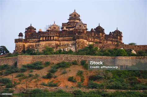 호수와 약 궁의 아름 다운 보기입니다 로 알려진 또한 Bir 싱 궁전 또는 Bir 싱 Dev 궁전 약입니다 마디 아 프라 데입니다 인도 궁전에 대한 스톡 사진 및 기타