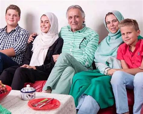 عزیز آقا سریال تانک خورها کنار همسر زیبا و جوان و خارجی اش عکس