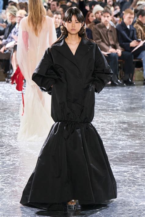 이슈유머 아일랜드 여성 디자이너가 제작한 장폴 고티에 신상 드레스들