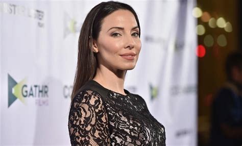 Know About Whitney Cummings Net Worth Age Instagram Fiancé