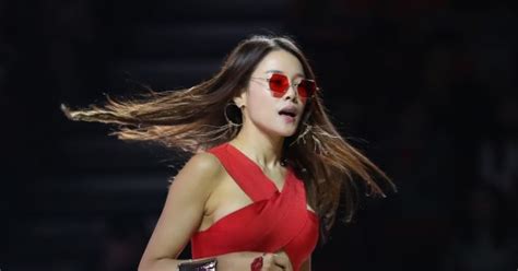 포토 축하공연 하는 가수 유리