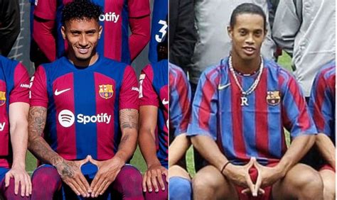 Raphinha Imita Ronaldinho Gaúcho Em Foto Oficial Do Elenco Do Barcelona Veja Imagens