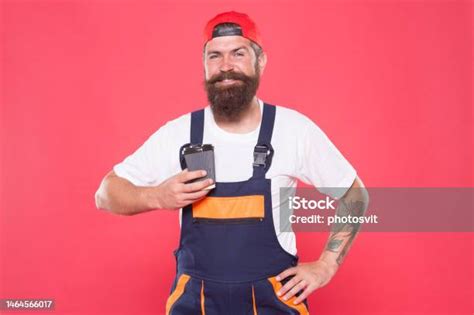 이른 아침 잔인한 남자 힙스터 마시는 형태 종이컵 휴식을 취할 시간입니다 커피 숍 서비스 행복하고 쾌활한 바리 스타 커피를 가져 가라 남자는 커피를 마셔 간다 여기 최고의