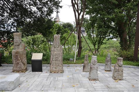 임득의 장군 묘소 문인석