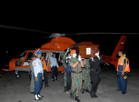 Lanud Sultan Hasanuddin Bantu Evakuasi Jenazah Korban Aviastar The