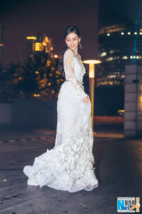 白のドレスを着たアンジェラベイビー オーラ満点 中国網 日本語