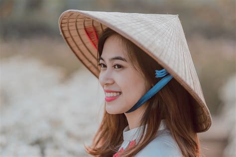 무료 이미지 소녀 여자 아시아 사람 초상화 모델 봄 중국말 의류 머리 장식 태양 모자 베트남 사람 눈