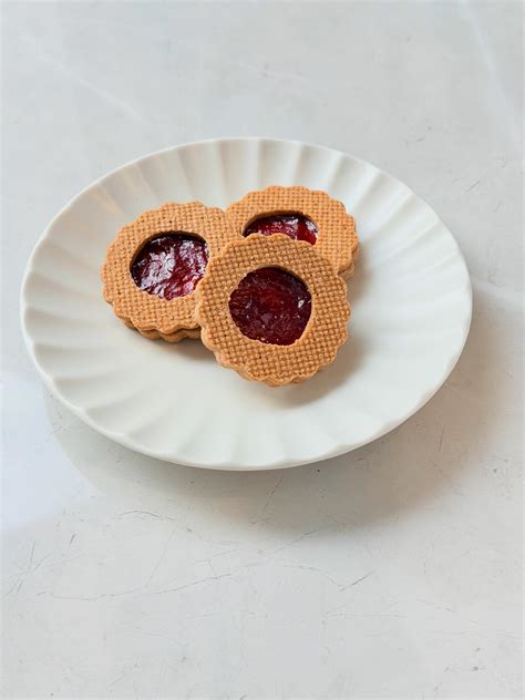 小初心法式甜點 新年禮盒｜新品登場 香料夾心餅乾 草莓覆盆子果醬的微酸果香， Facebook