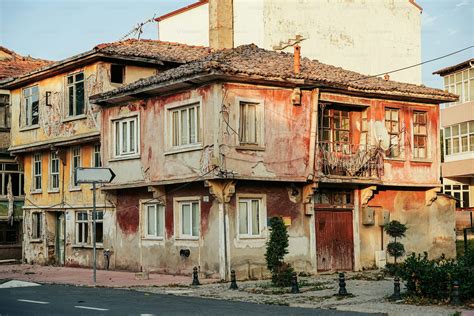 An Old Run Down Building On A Street Corner Photo Urban Exploring Image On Unsplash