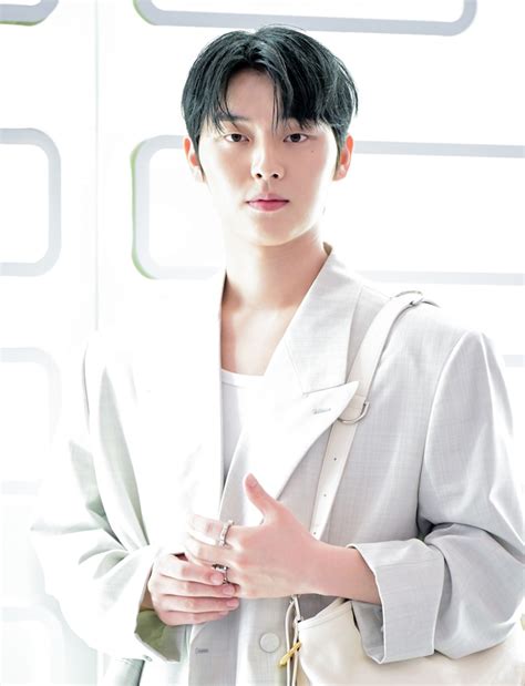 최현욱 소품 자랑하다 전라 노출 해프닝끊이지 않는 구설수