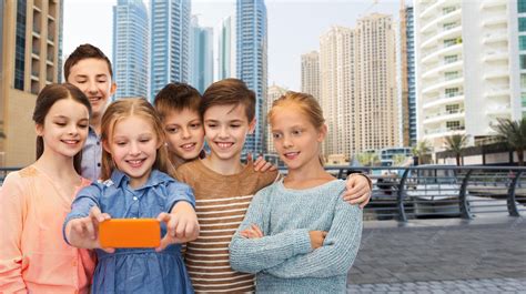 Concepto De Infancia Amistad Tecnología Y Personas Grupo De Niños