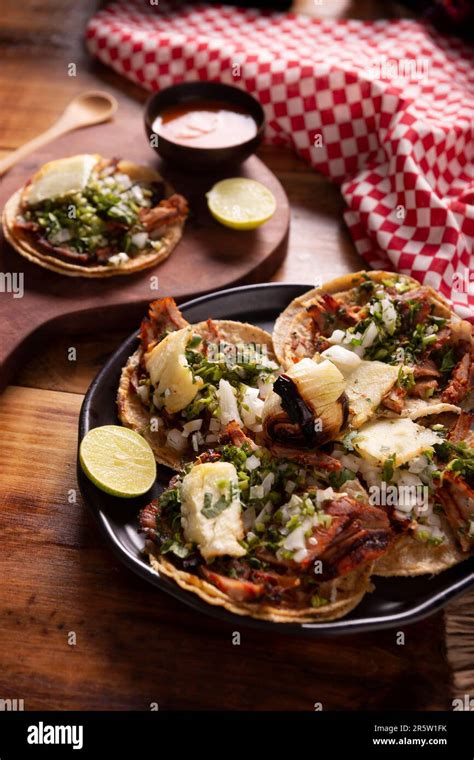 Tacos Al Pastor Tambien Conocidos Como Tacos De Trompo Son El Tipo De