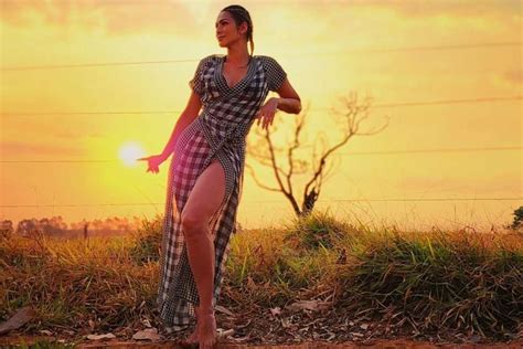 Lívia Andrade Posa Em Fazenda Com Vestido Provocante Ofuxico