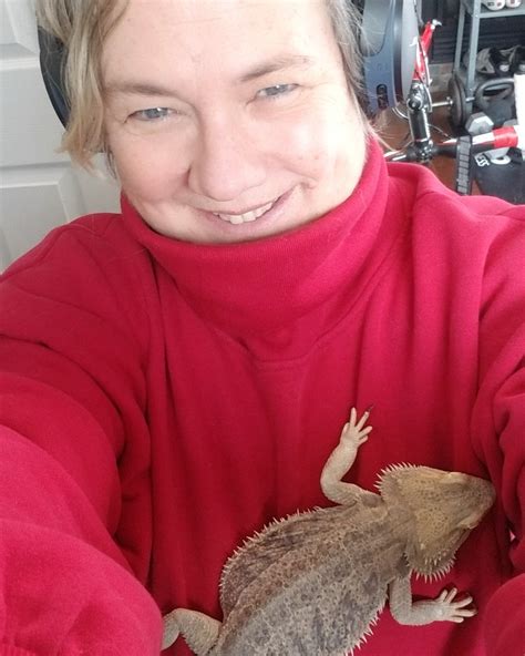 Lizard Pose With Lizzy Fit Is A Feminist Issue