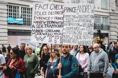 Människor Med Banderoller Och Plakat Som Skriker För Att Rädda Våra Barn Protesterar Mot Handel