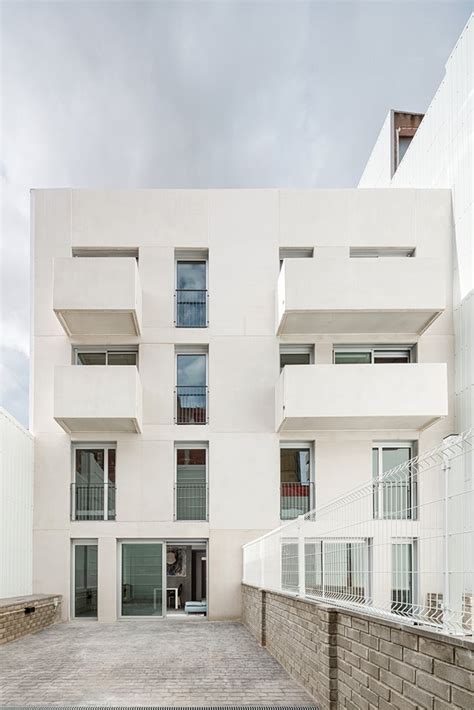 Un Edificio De Viviendas En Altura Construido Con Hormigón Prefabricado