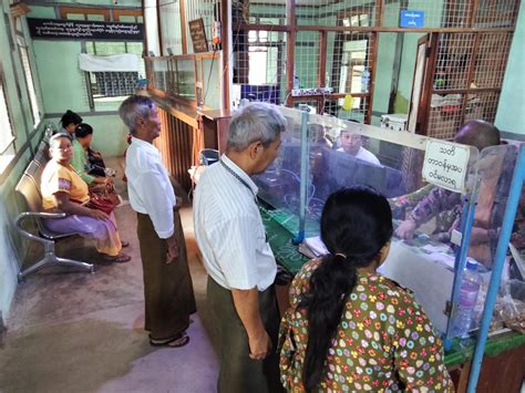 နတ်မောက်မြို့နယ် မြန်မာ့စီးပွာရေးဘဏ်တွင် နိုင်ငံ့ဝန်ထမ်းအငြိမ်းစား ပင်စင်စားများအား ပင်စင်လစာင