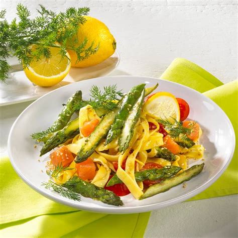 Grüner Spargel Und Lachs Zu Sesambandnudeln Rezept Lecker