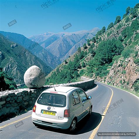 Ai创作图公路边大石头 山路中行驶的车 公路小汽车素材 远处的轿车上山公路 山路上的轿车 山间公路汽车 景区公路行驶的轿车 山区道路山区地形