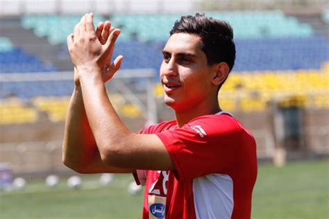 Esteghlal Eyes Persepolis Defender Mohammad Naderi Persianleaguecom