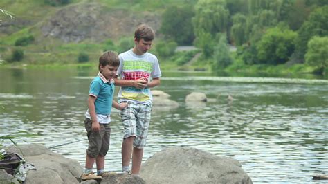 Chicos En La Playa Jugando Con El Teléfono Jugando En El Agua