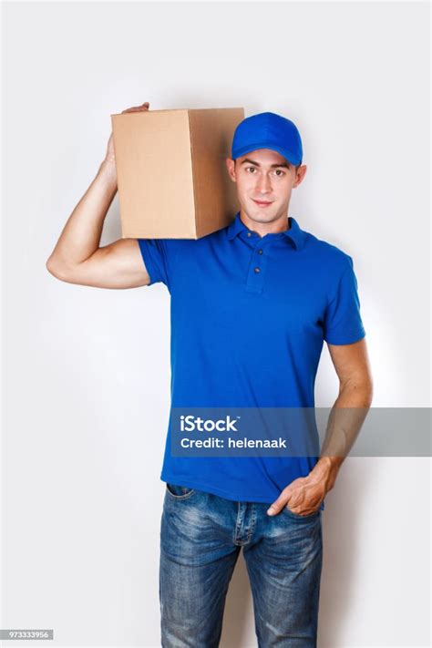 쾌활 한 배달 사람입니다 골 판지 상자를 들고 웃 고 행복 한 젊은 택배 공란에 대한 스톡 사진 및 기타 이미지 공란 남성 남자 Istock
