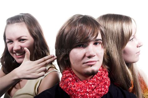 Type Beau Et Deux Belles Filles Photo Stock Image Du V Tements Plaisir