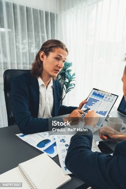 Tim Analis Yang Sibuk Di Kantor Menganalisis Analisis Data Keuangan