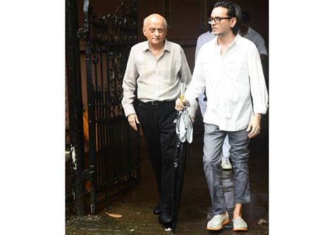 Bollywood Celebrities Pay Tribute To Krishan Kumar Daughter Last Rites