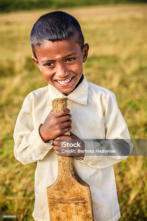 스리랑카의 크리켓 남자아이 위장하여 Bat 차 플렌테이션 개발 도상국에 대한 스톡 사진 및 기타 이미지 개발 도상국 경기장 경쟁 Istock