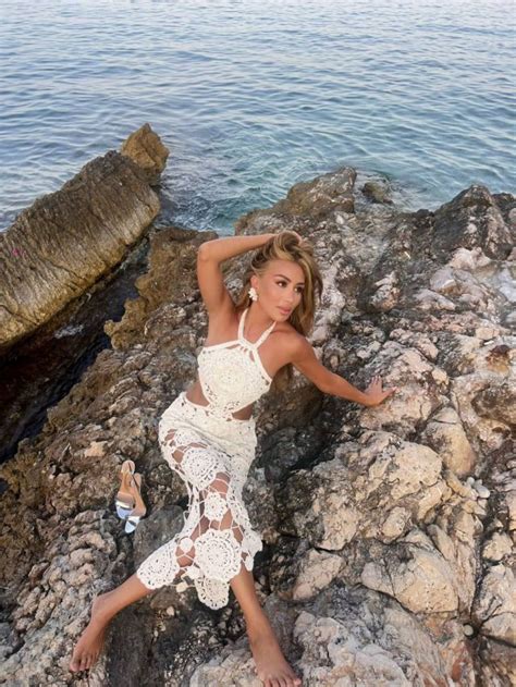 فساتين الكروشيه على طريقة مايا دياب وهنا الزاهد مجلة لها