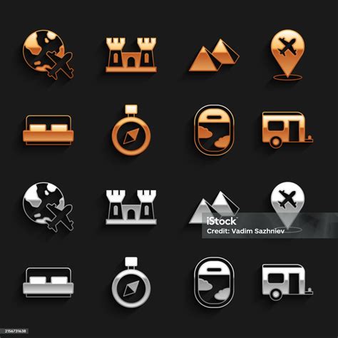 나침반 비행기 Rv 캠핑 트레일러 비행기 창 호텔 방 침대 이집트 피라미드 비행 및 모래 성 아이콘과 지구본을 설정합니다 벡터 가구에 대한 스톡 벡터 아트 및 기타 이미지