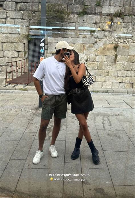 בחצאית מיני מעור ומגפונים טליה עובדיה בחופשה רומנטית Fashion Forward אופנה