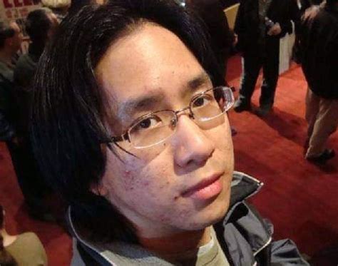 浪live上的林瀚誠 受傷的小指，用冰棒棍固定。 最近都是蓮花