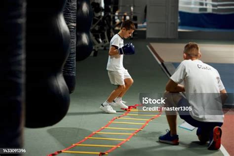 어린 소년 실내 스포츠 체육관에서 개인 코치와 함께 초급 권투 선수 운동 공부 도전 스포츠 취미 경쟁의 개념 20 24세에 대한 스톡 사진 및 기타 이미지 Istock