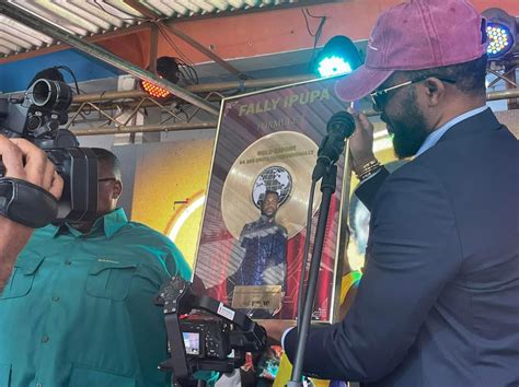 Musique Fally Ipupa Partage Son Disque Dor Avec La Famille Franco Luambo Artscd