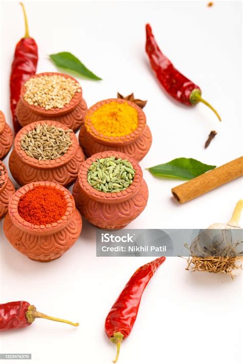 Foto De Coleção De Especiarias Indianas Condimento Colorido Seco Nozes Vagens E Sementes E