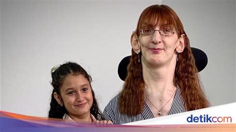 Wanita Tertinggi Di Dunia Pertama Kali Naik Pesawat Begini Penampakannya