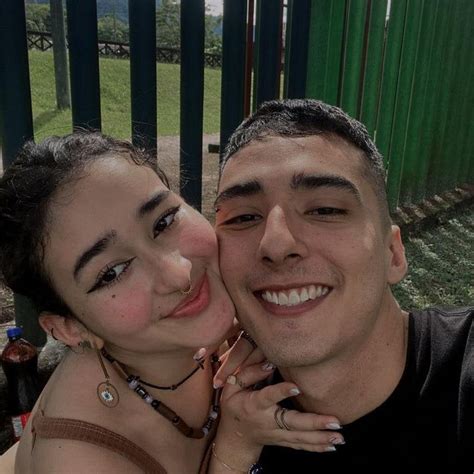 Poulandemilyの無料ライブウェブカメラショー＆xxxチャット Xhamsterlive