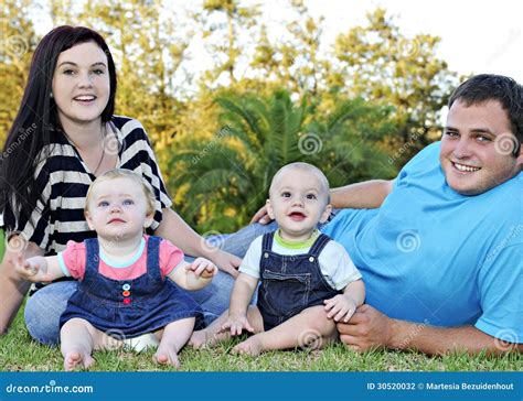 Familia Joven Hermosa Con Los Beb S Gemelos Foto De Archivo Imagen De Infante Marido